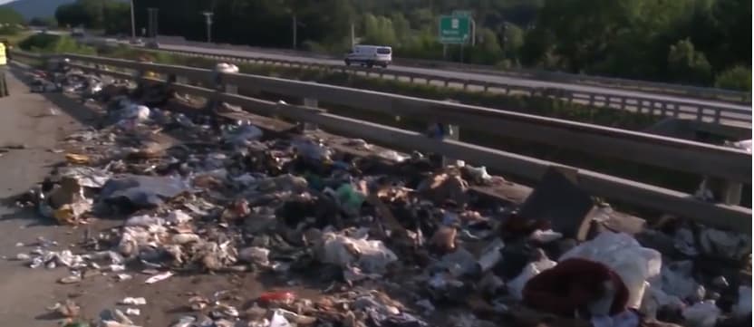 Big rig overturns, dumps 60,000 pounds of garbage on Interstate 89 ...