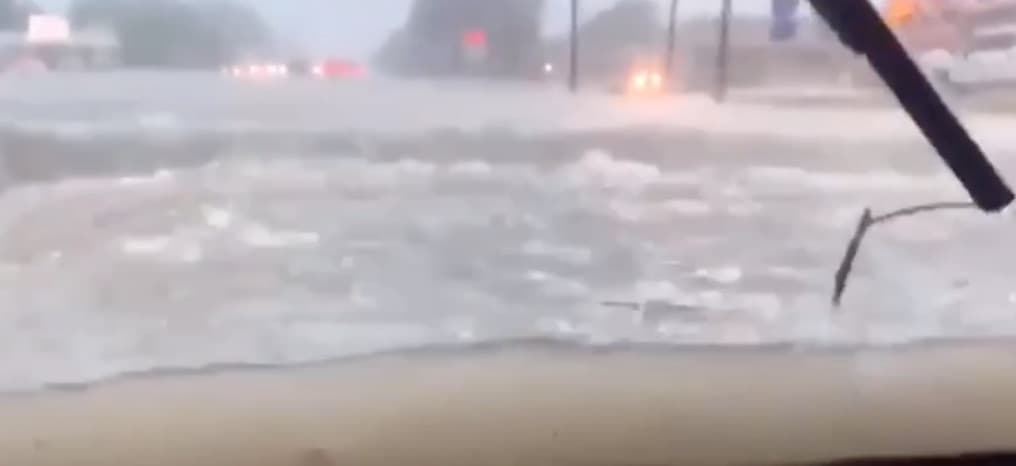 Trucking submarine style in Texas - TheTrucker.com