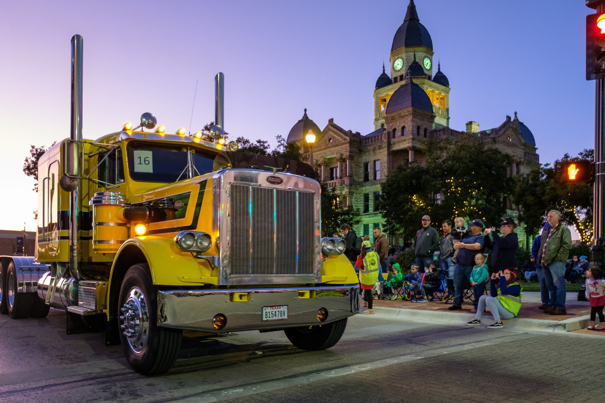 Peterbilt parade raises more than $20,000 for United Way - TheTrucker.com