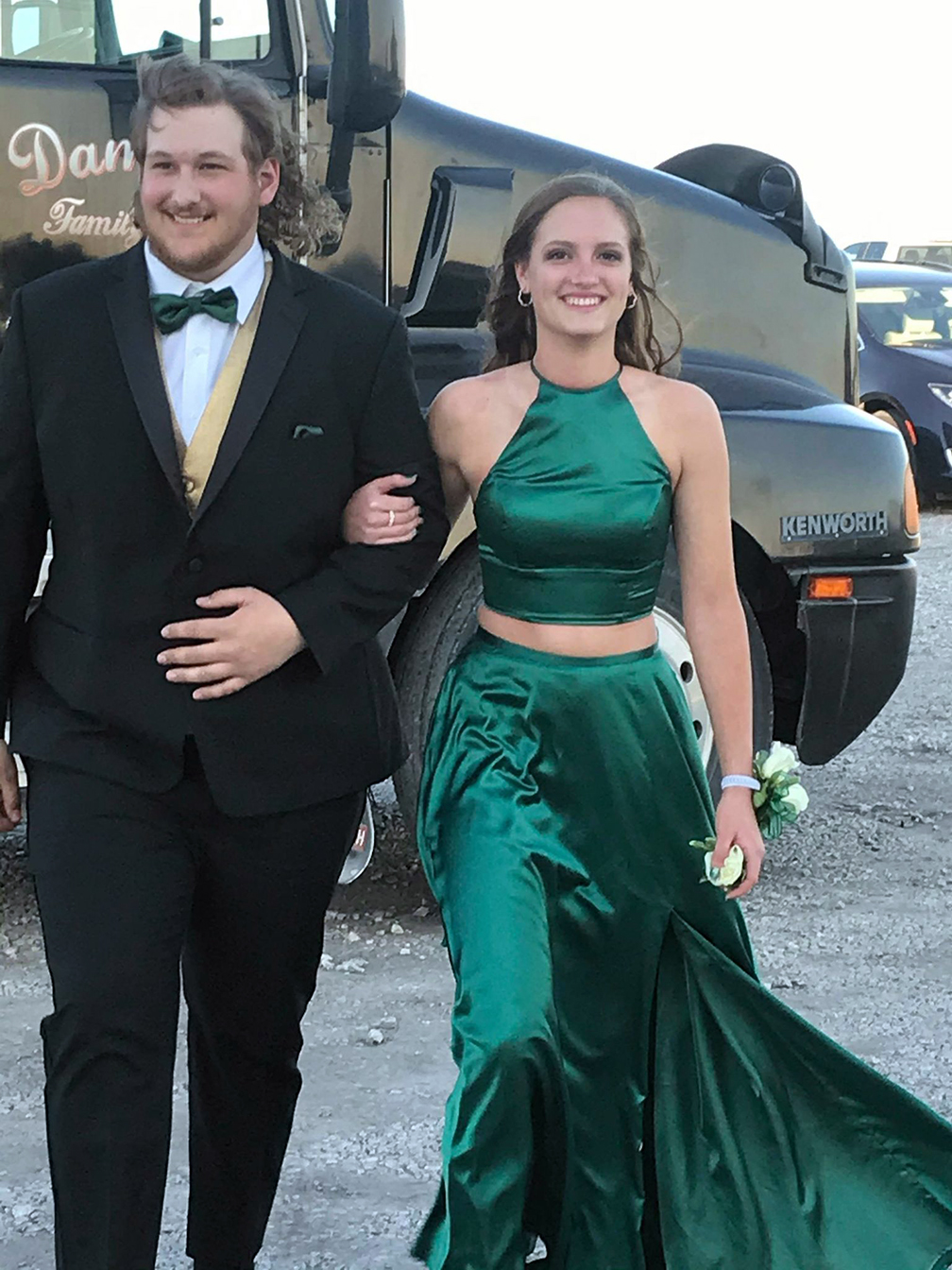 Who needs a limo? High school junior shocks classmates when she arrives ...