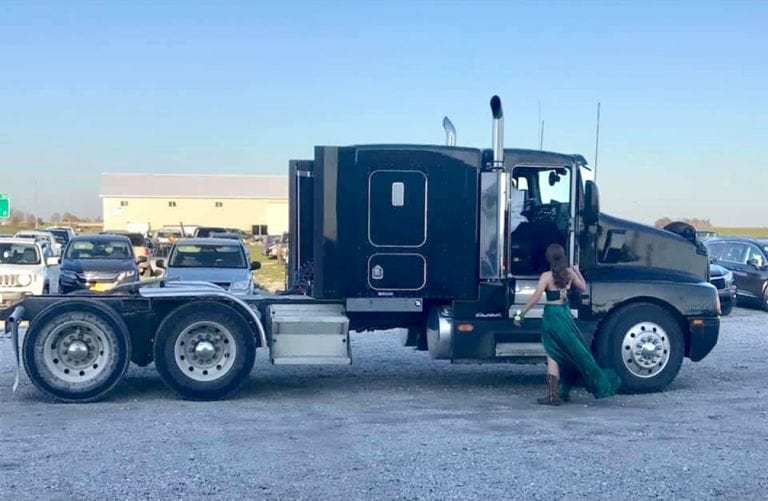 Who needs a limo? High school junior shocks classmates when she arrives ...