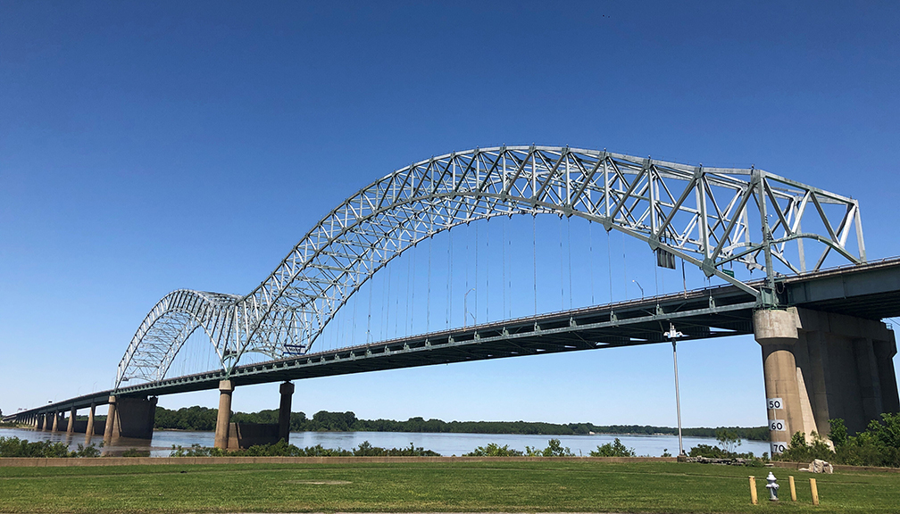 Transportation secretary to visit closed interstate bridge - TheTrucker.com