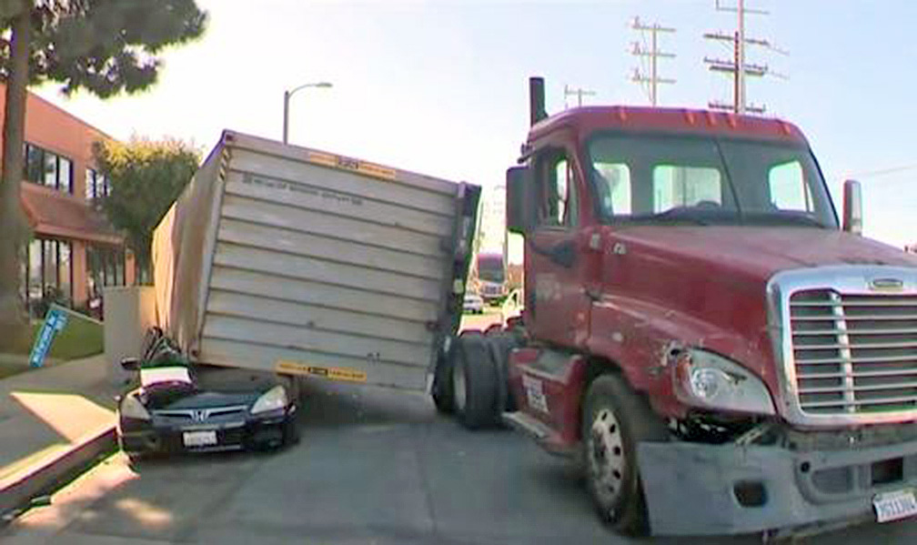 Shipping container crushes car in Los Angeles - TheTrucker.com