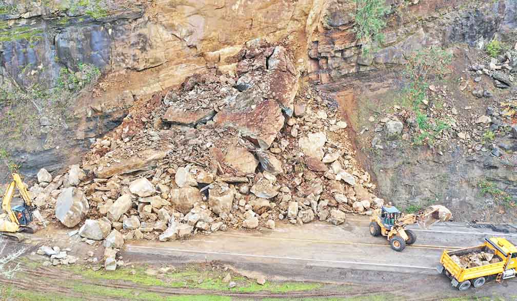 Rock slide closes Oregon highway - TheTrucker.com