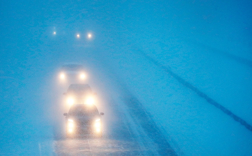 US approves new headlights that won't blind oncoming drivers ...