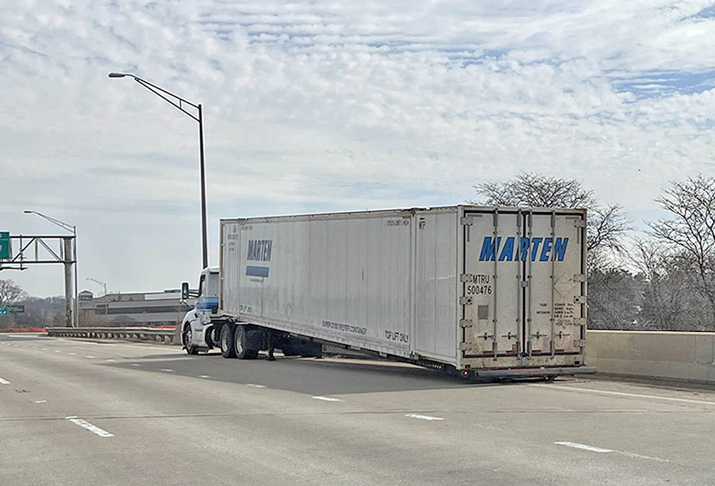 Trailer loses axle assembly on I-55 in Illinois - TheTrucker.com