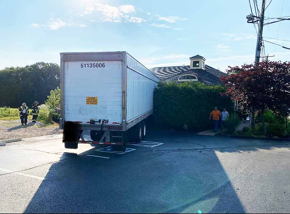 Tractor-trailer crashes into Connecticut restaurant - TheTrucker.com