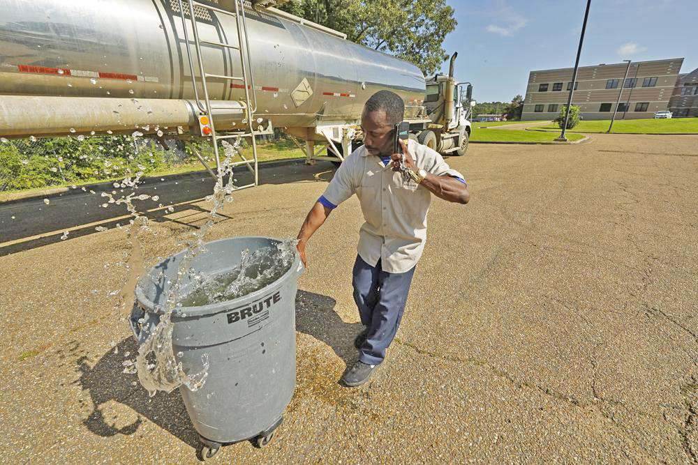 Big rigs rolling to rescue in Mississippi capital's water crisis ...