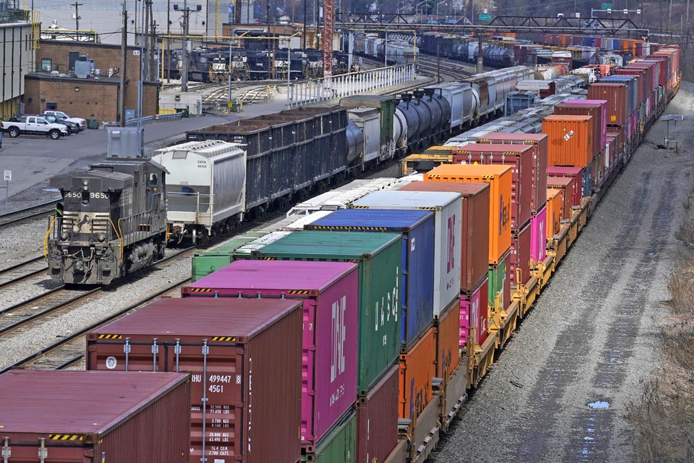 US supply chain under threat as unions, railroads, clash - TheTrucker.com