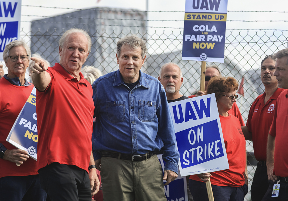 UAW workers strike simultaneously at Detroit’s Big 3 automakers ...