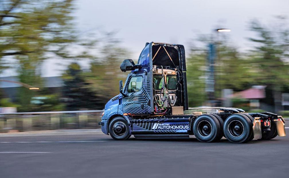 Daimler Truck unveils electric autonomous Class 8 rig - Fast Towing ...