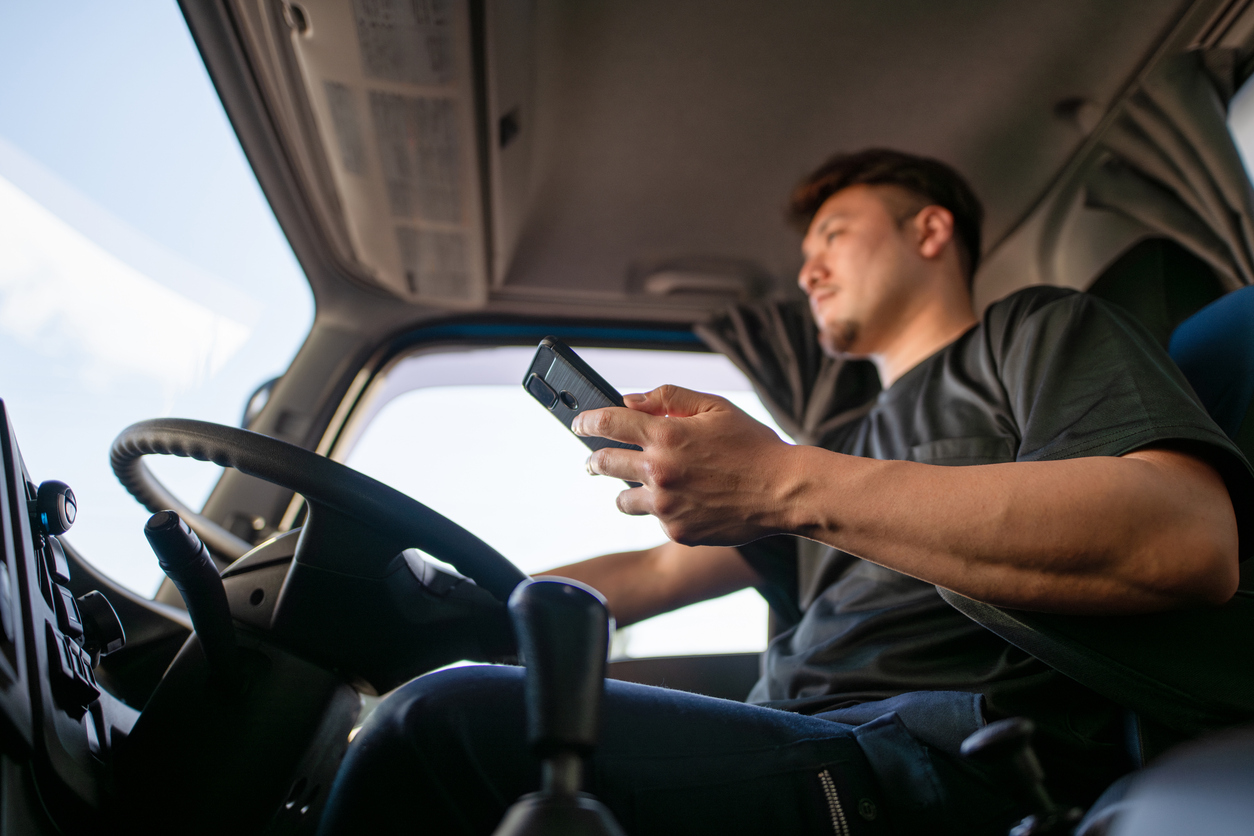 Heads up, Colorado! New 2025 law bans holding phones while driving ...