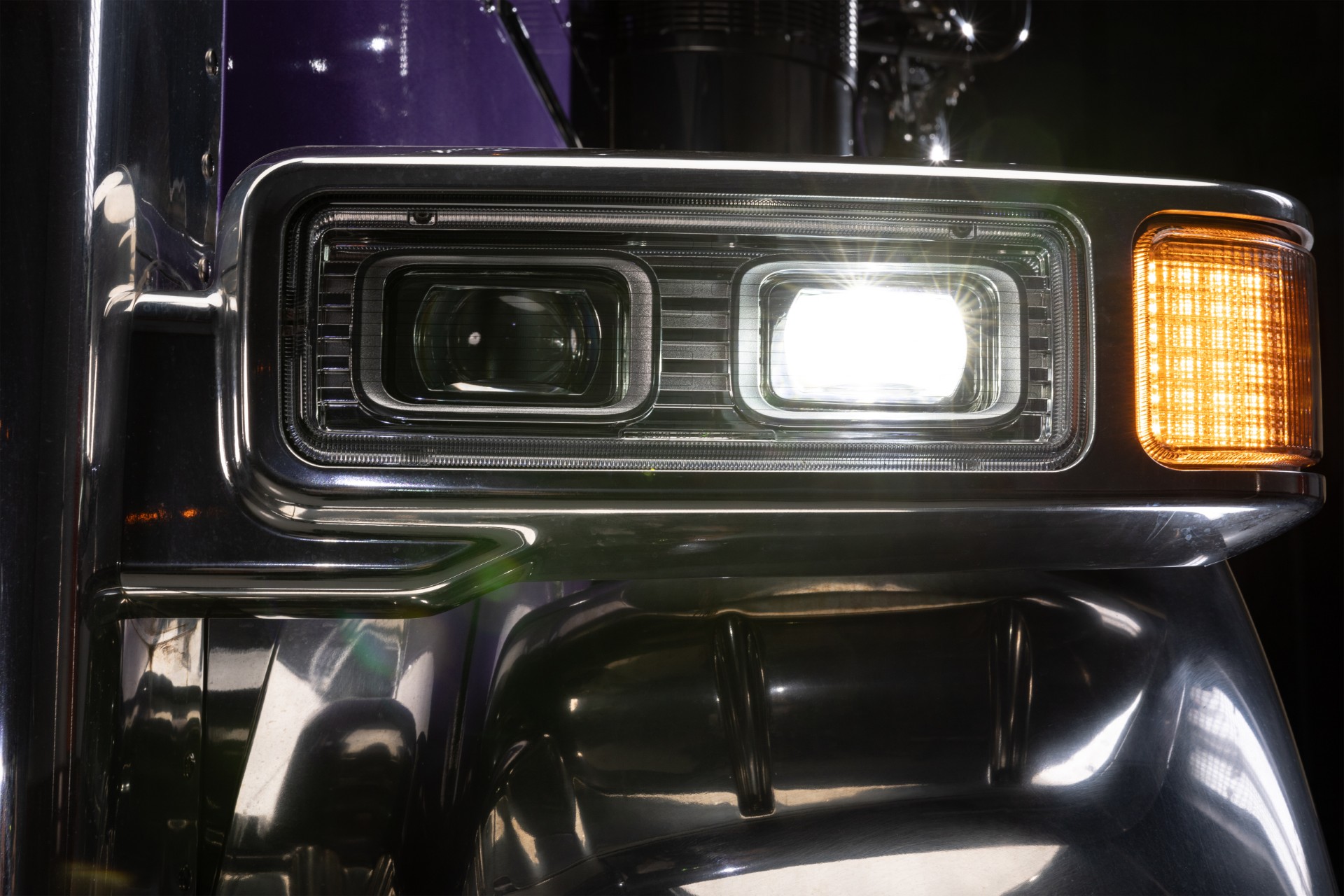 Peterbilt's bright idea: Introducing revolutionary LED pod headlights ...