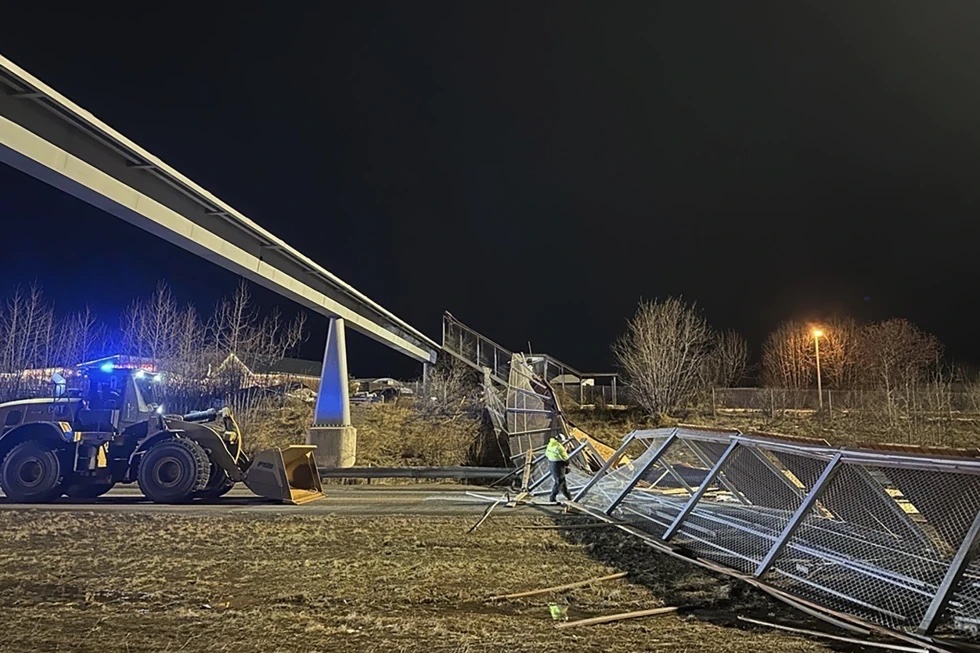 Fencing, roof of Anchorage pedestrian bridge fall in strong wind ...
