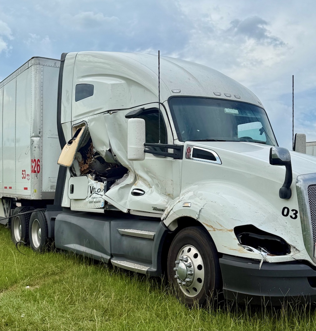 Wire snag causes 'freak accident' on Interstate 30 near Arkansas state ...